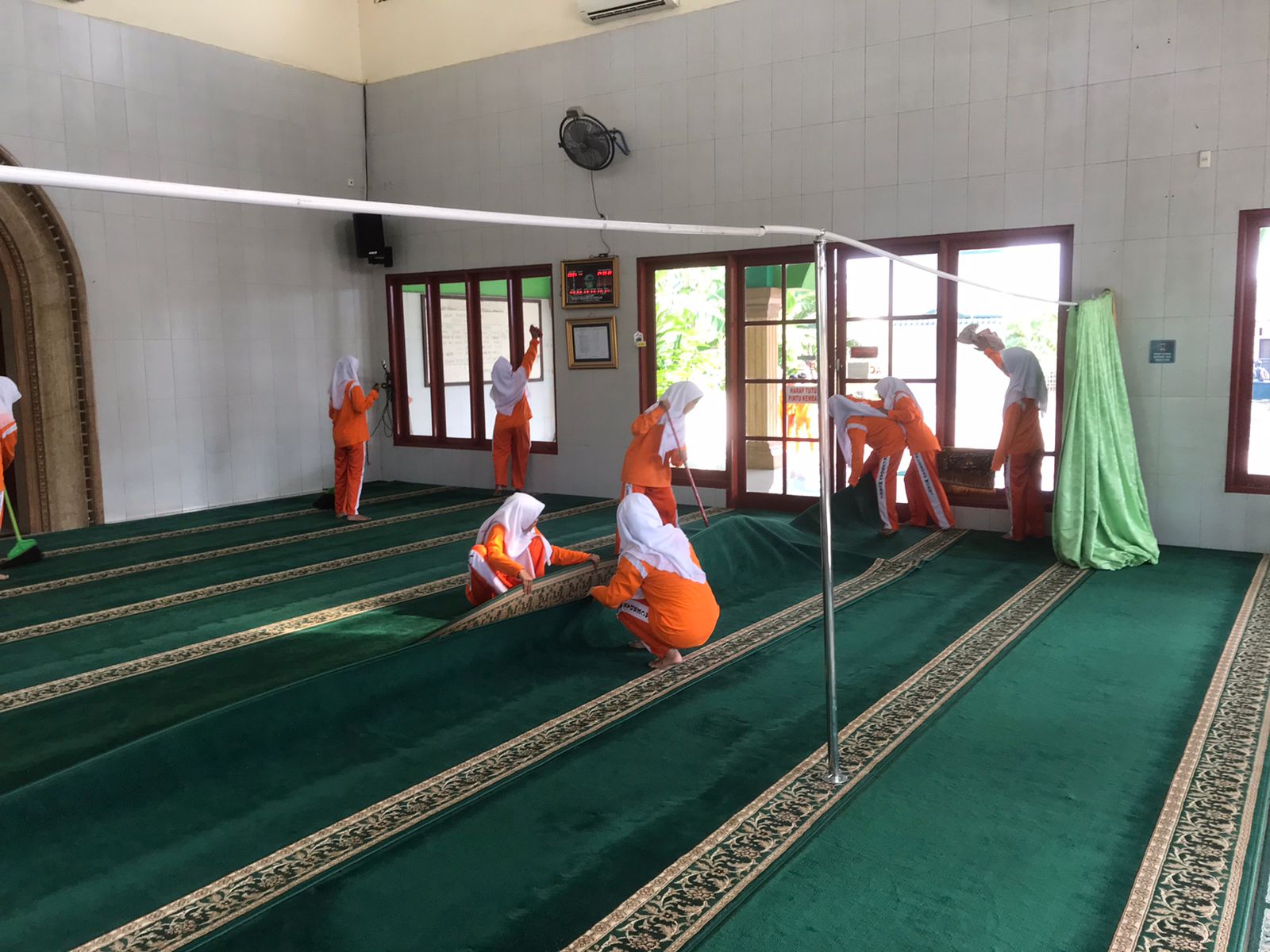 KEGIATAN AKSI NYATA KEBERSIHAN RUMAH IBADAH SMA DAN SMK SWASTA CERDAS ...